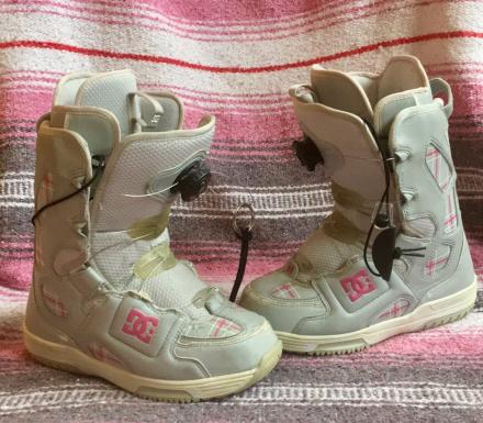Girls DC snowboarding boots with BOA cable lacing
